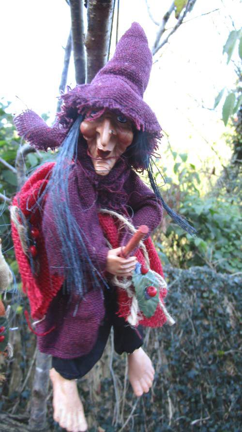 Hexe auf Besen Luise